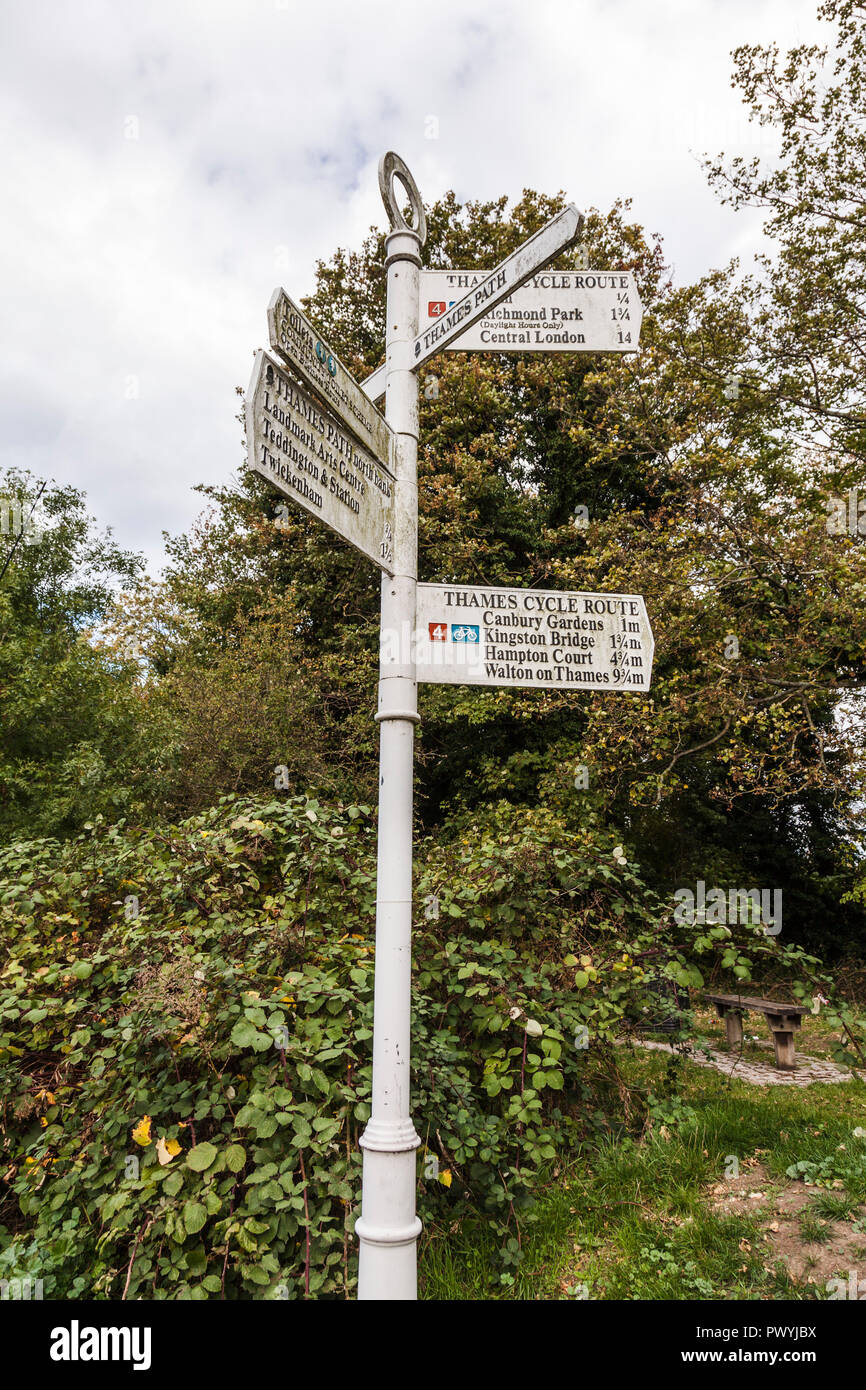 Thames cycle route hi-res stock photography and images - Alamy