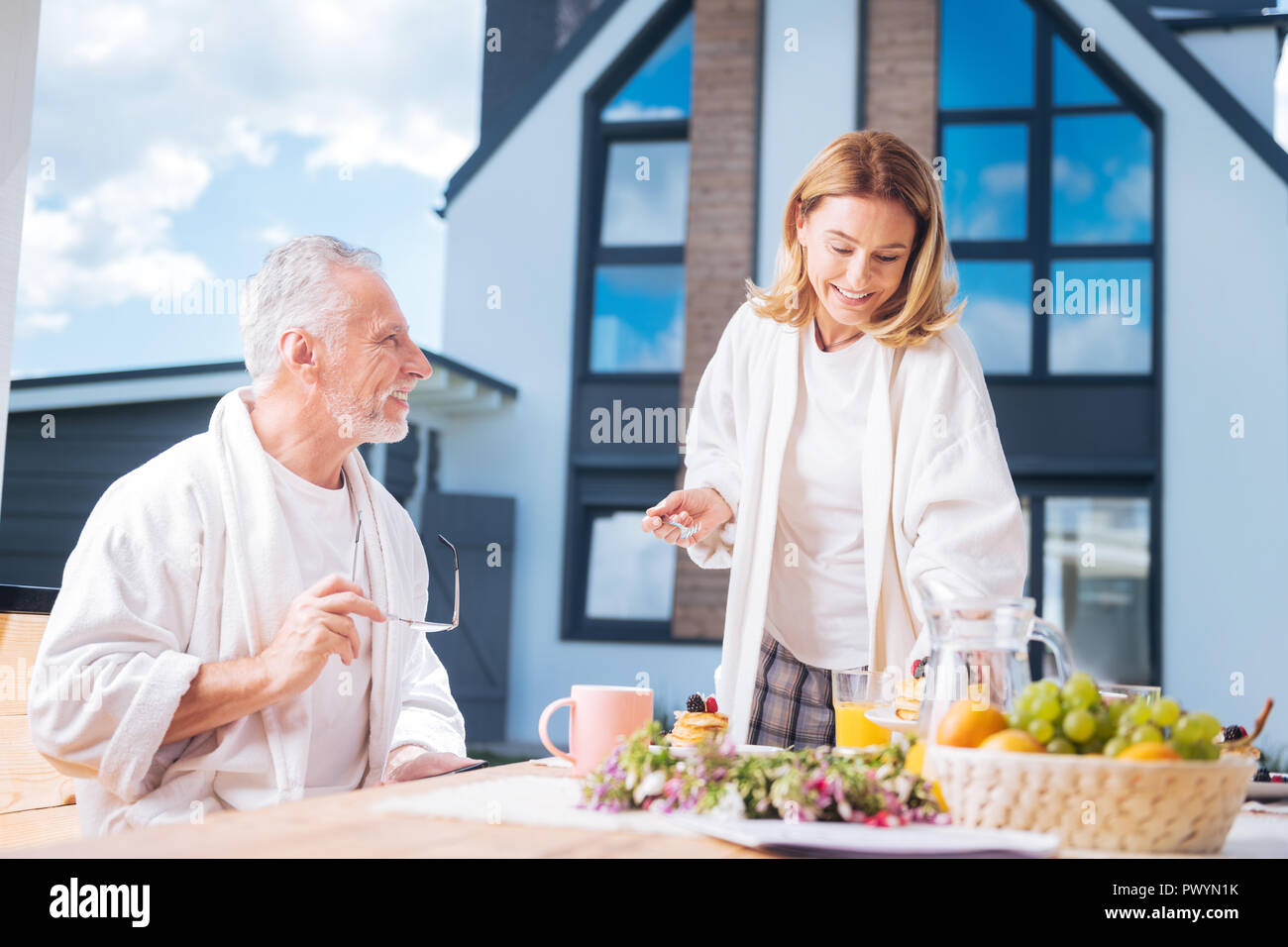 Laying the table hi-res stock photography and images - Alamy