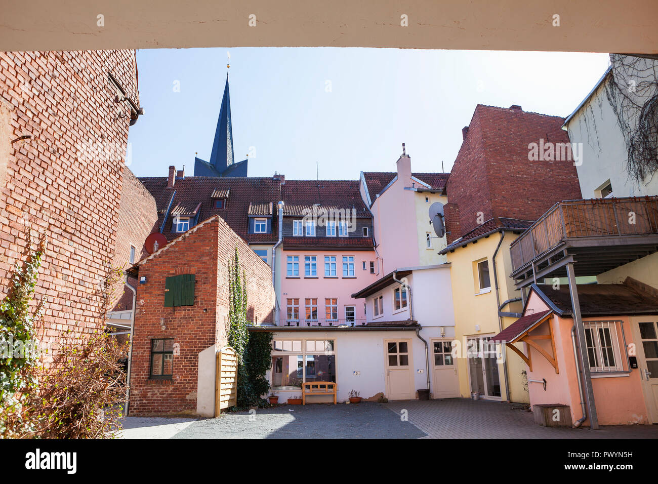 Houses backyard hi-res stock photography and images - Alamy