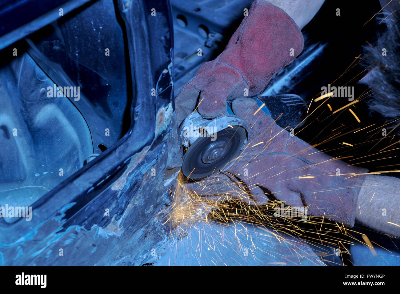 Cutting out old metal with a grinder - rust repairs to a Mk1 MR2 ...