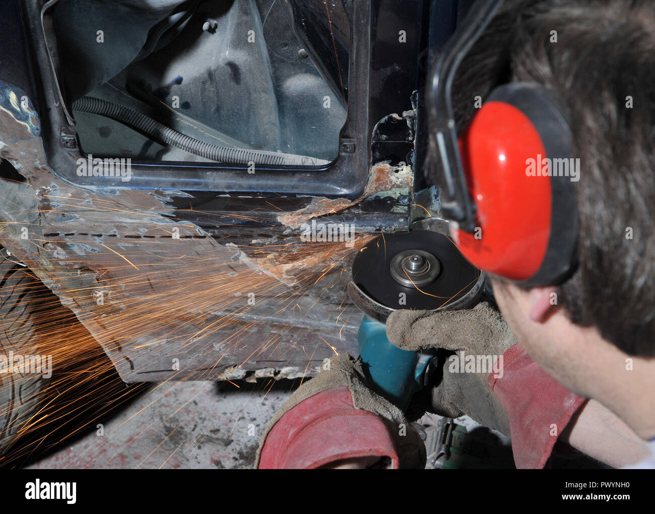 Cutting out old metal with a grinder - rust repairs to a Mk1 MR2 ...
