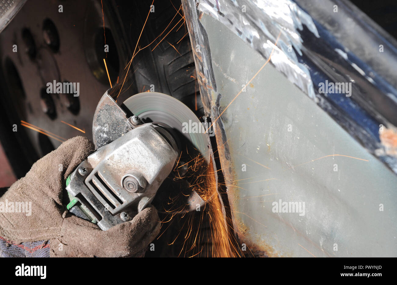 Cutting out old metal with a grinder - rust repairs to a Mk1 MR2 ...