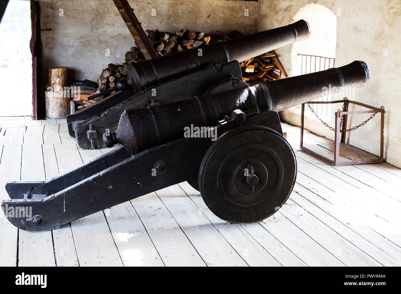 Medieval canons hi-res stock photography and images - Alamy