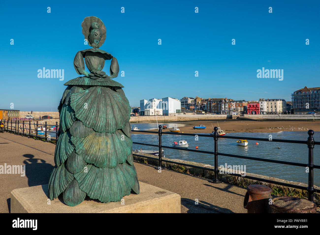 Shell lady hi-res stock photography and images - Alamy