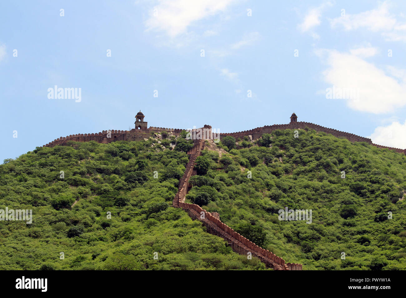 The long wall around Amer Fort. One of six Hill Forts of Rajasthan ...