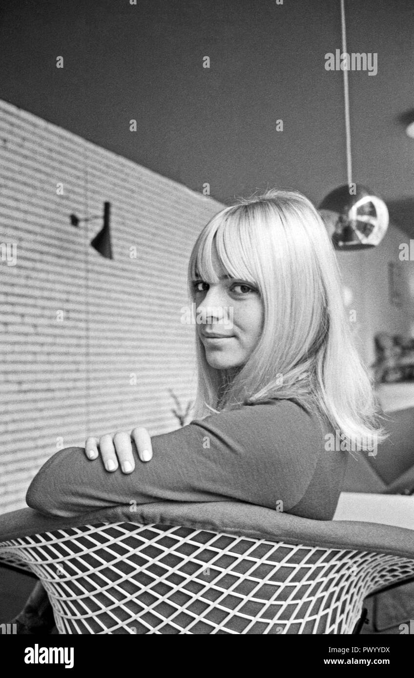 France Gall, französische Pop- und Schlagersängerin in Hamburg, 1968 ...