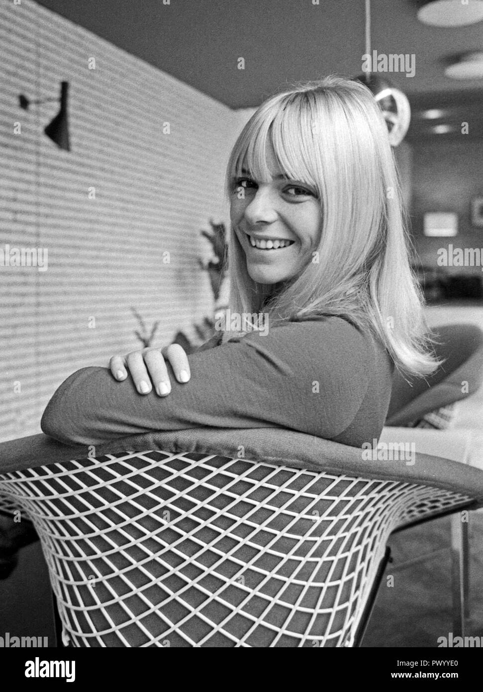 France Gall, französische Pop- und Schlagersängerin in Hamburg, 1968 ...