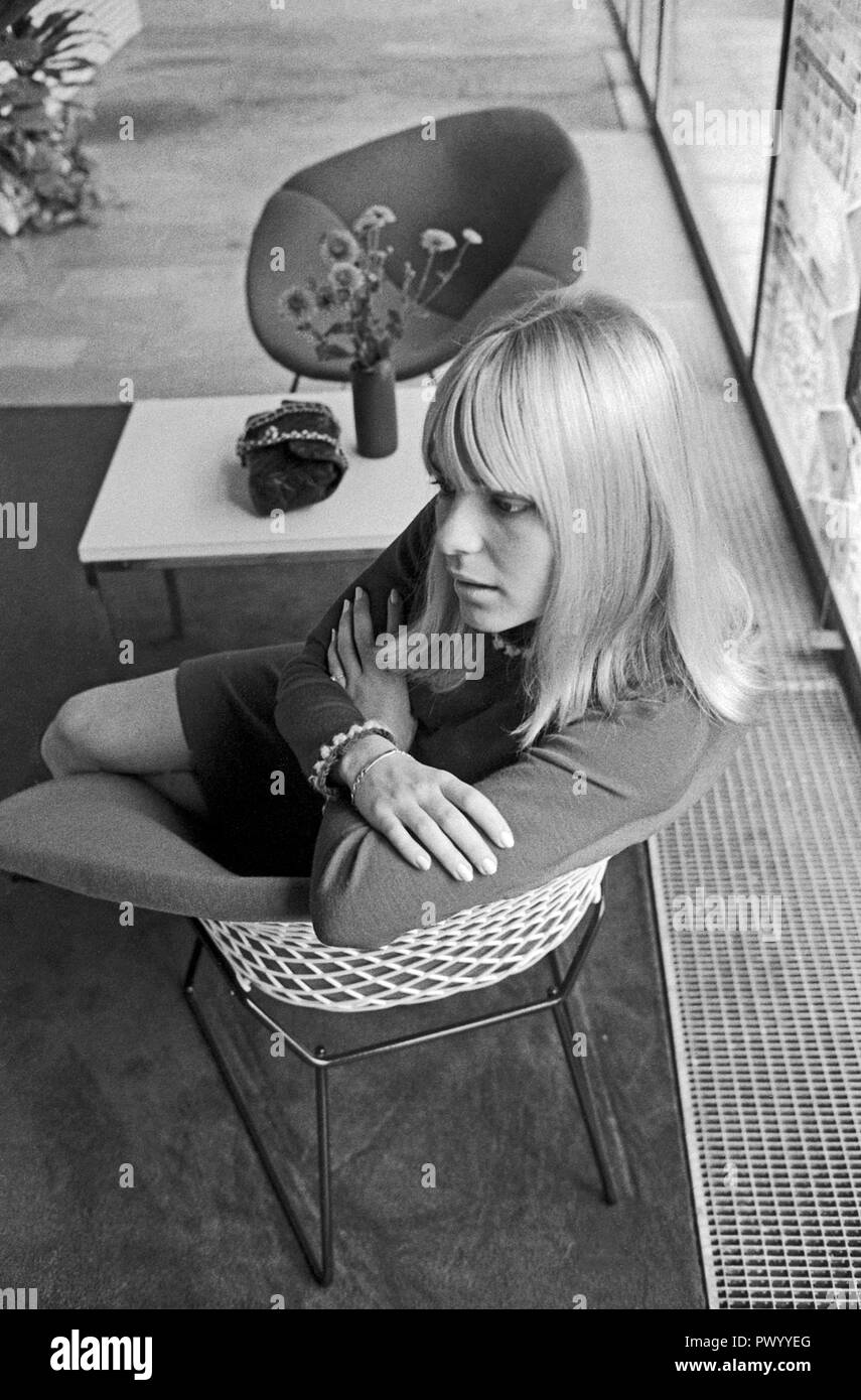 France Gall, französische Pop- und Schlagersängerin in Hamburg, 1968 ...