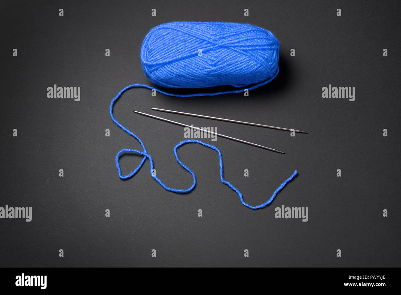 Dark blue knitting needles hi-res stock photography and images - Alamy