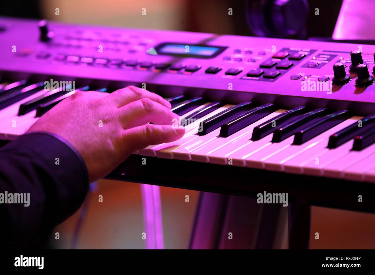 Wedding reception performance hi-res stock photography and images - Alamy