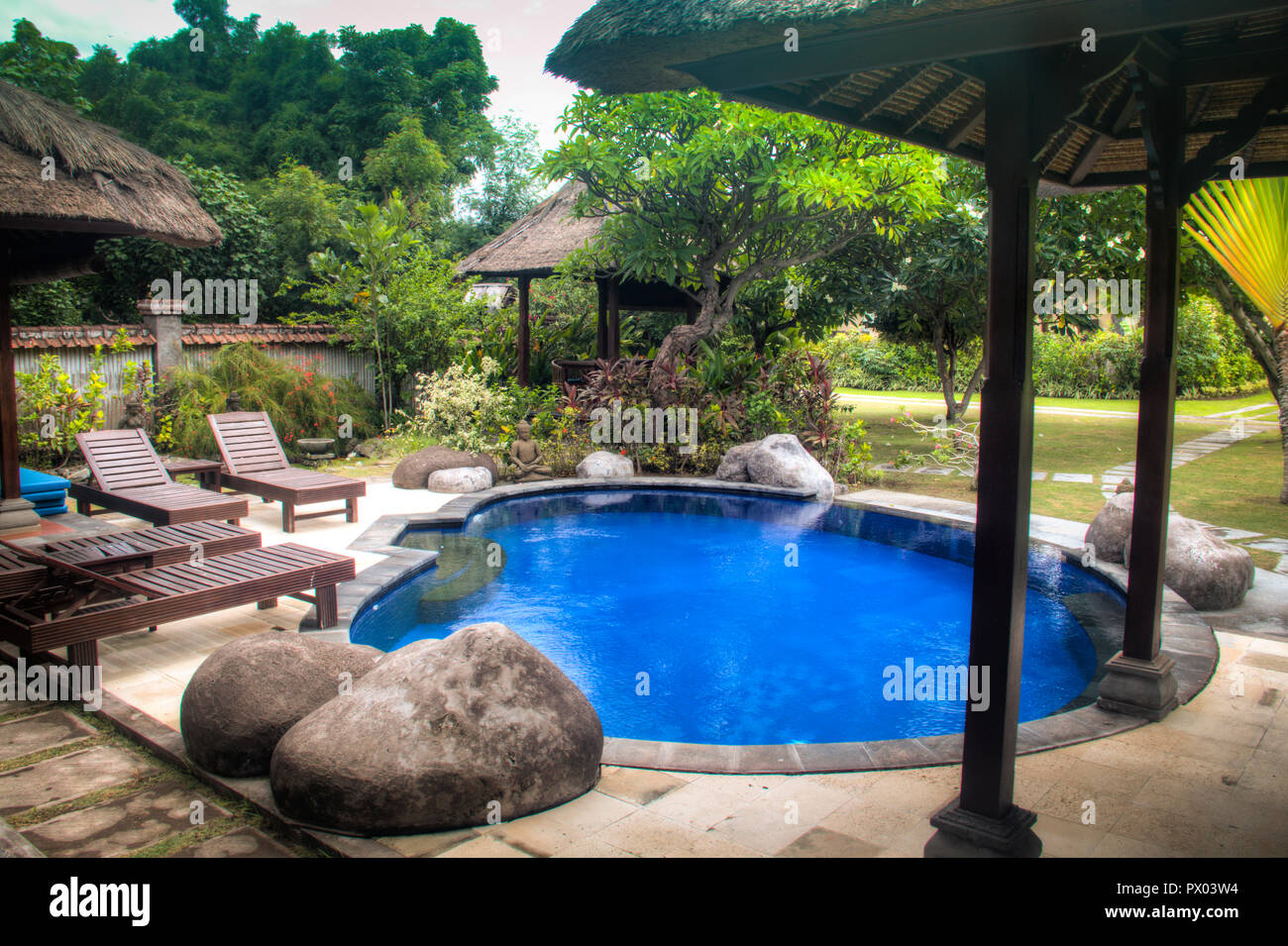 Fancy house with a swimming pool hi-res stock photography and images ...