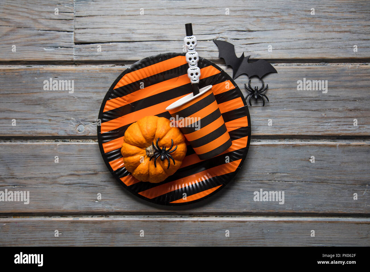 Halloween party decorations hi-res stock photography and images - Alamy