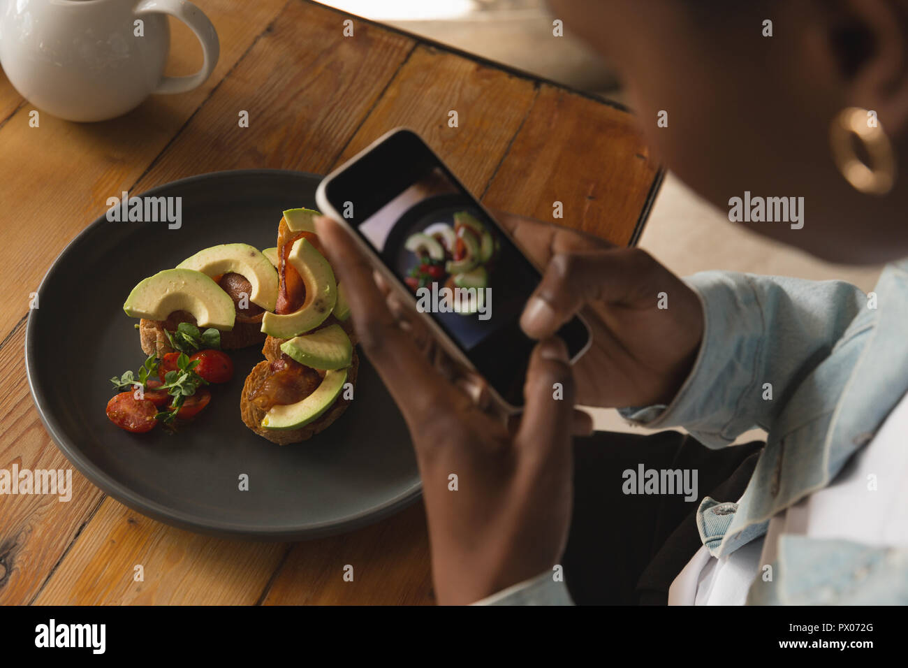 Taking picture of food restaurant hi-res stock photography and images ...