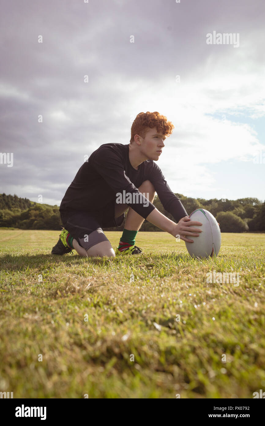 Kneeling rugby player in hi-res stock photography and images - Alamy