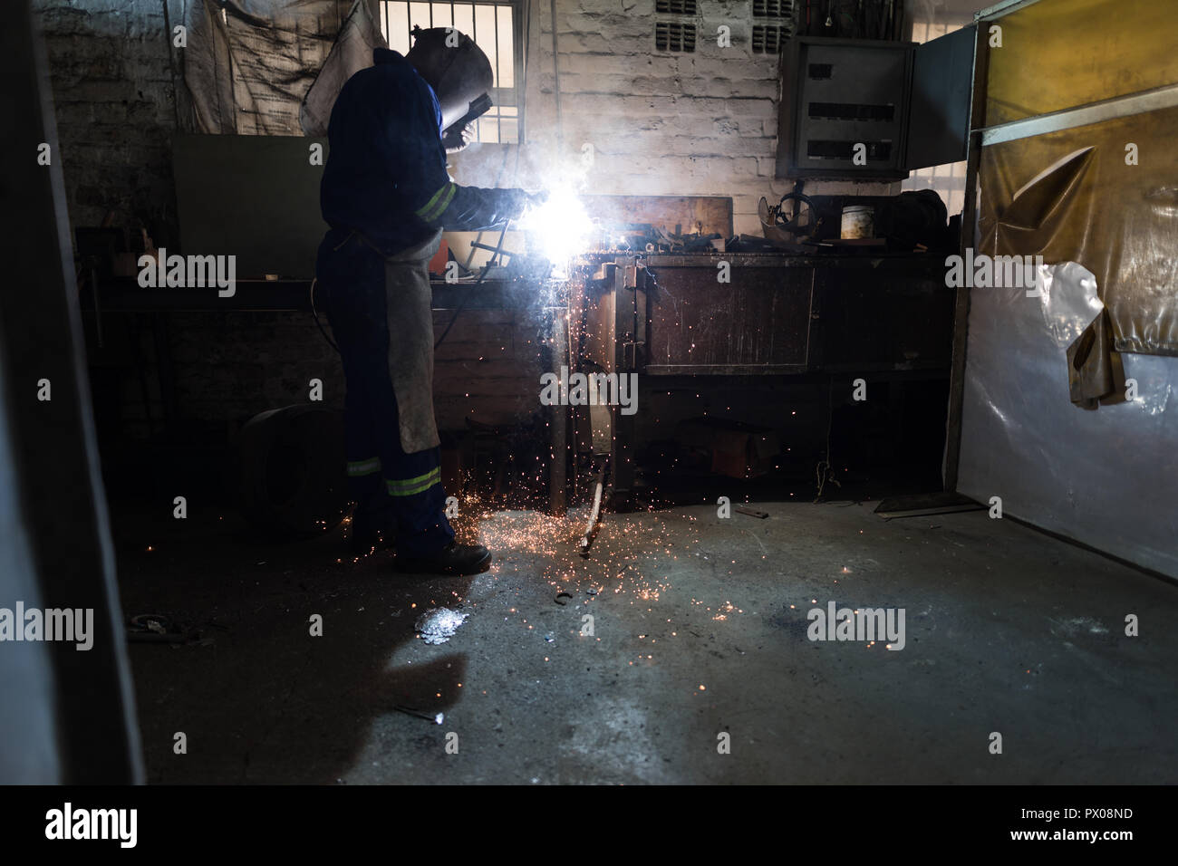 Man using welding in metal hi-res stock photography and images - Alamy