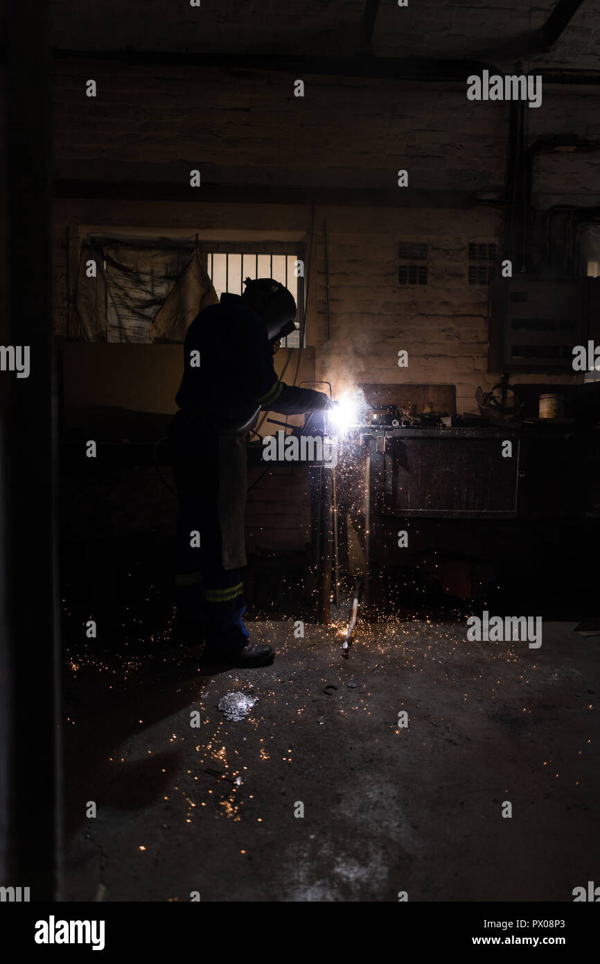 Man using welding in metal hi-res stock photography and images - Alamy