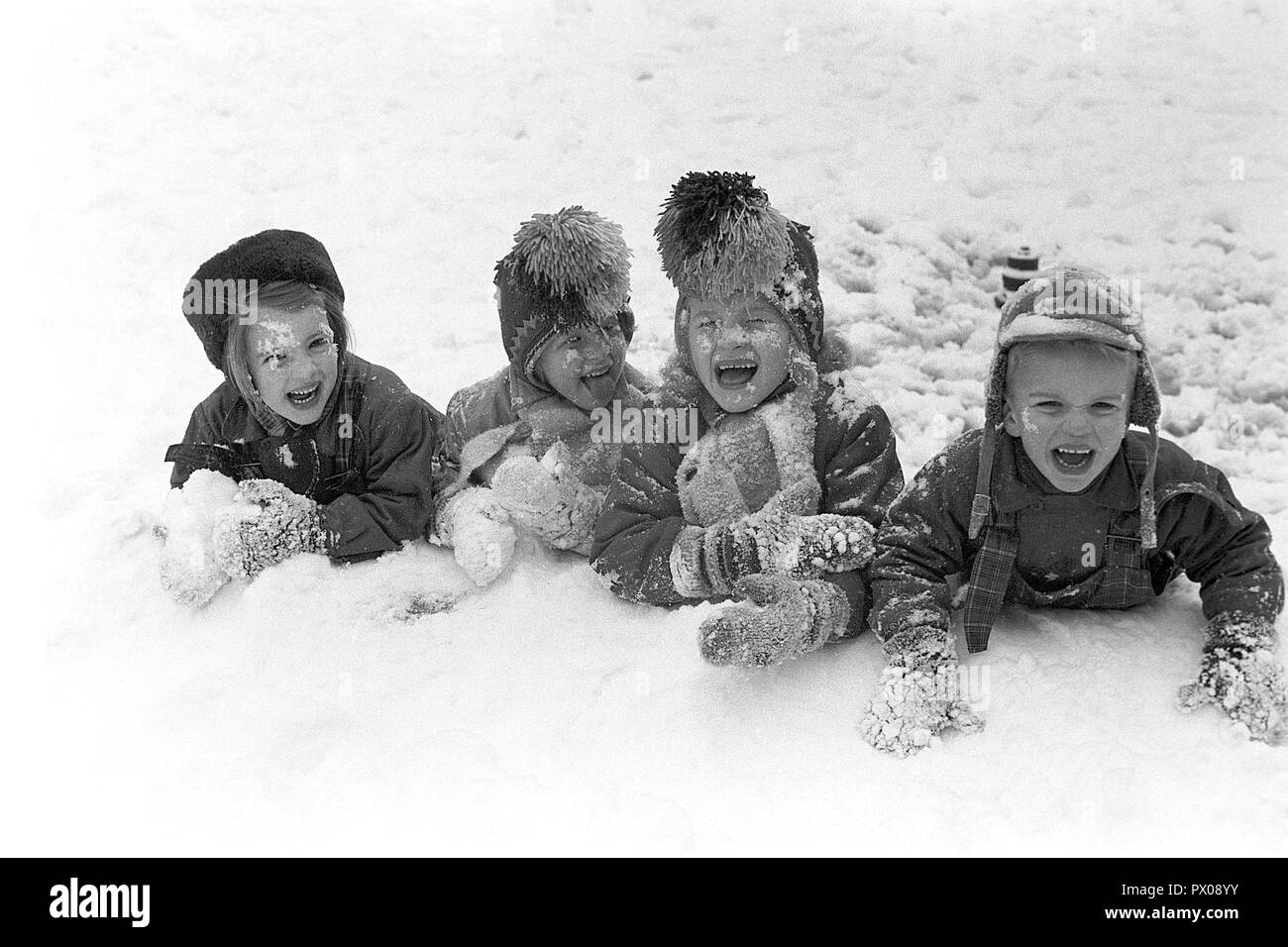 Children playing outside 1950s hi-res stock photography and images - Alamy