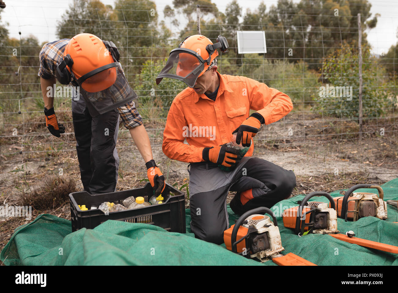 Two man saw hi-res stock photography and images - Alamy