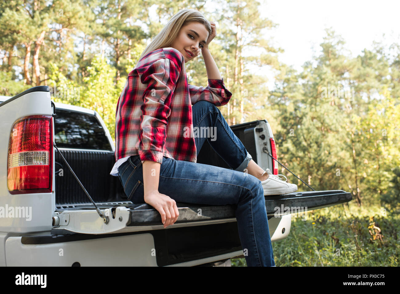People looking up low angle hi-res stock photography and images - Alamy