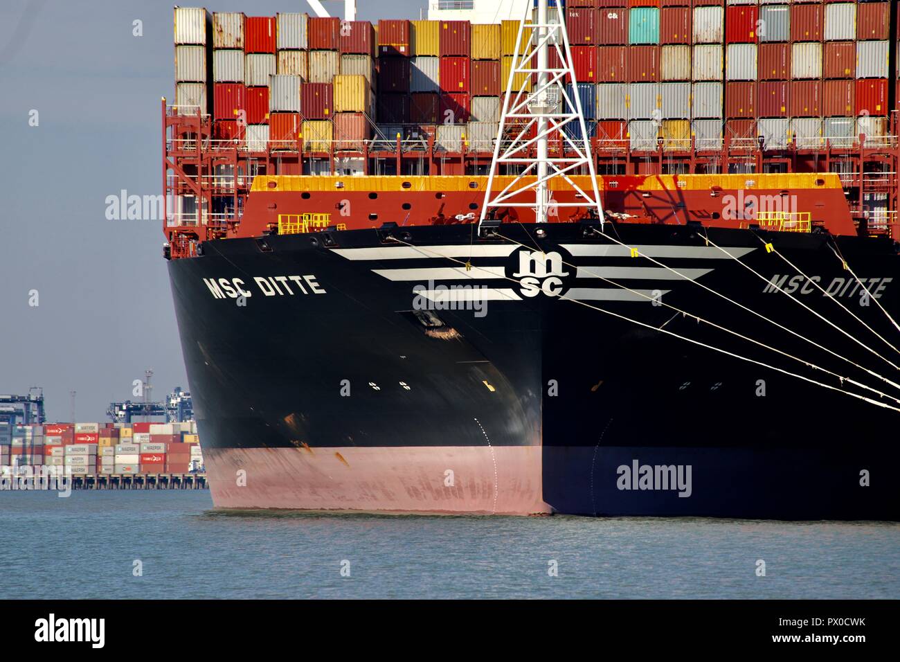 Container ship docked uk hi-res stock photography and images - Alamy