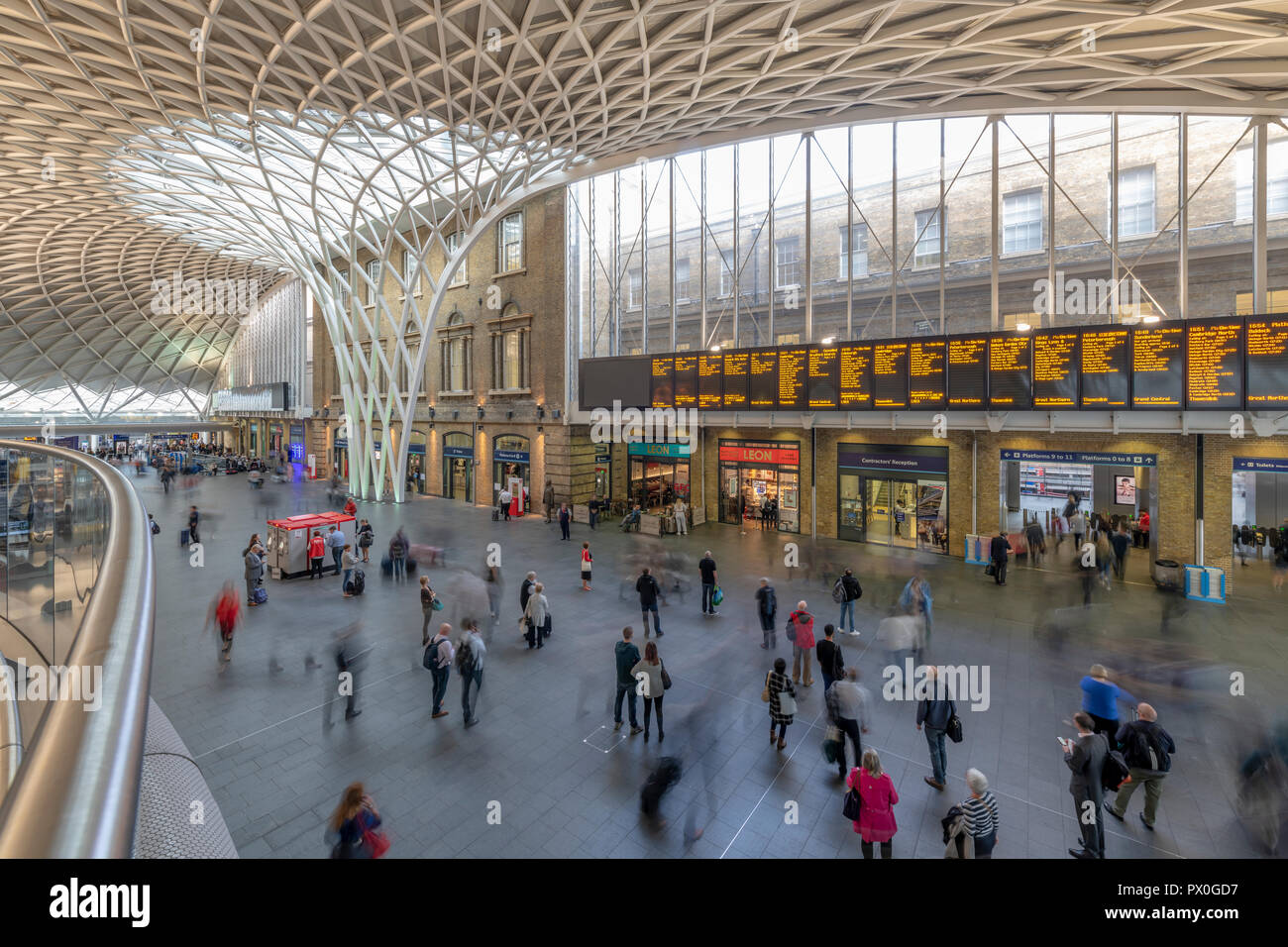 Kings cross station departure board hi-res stock photography and images ...