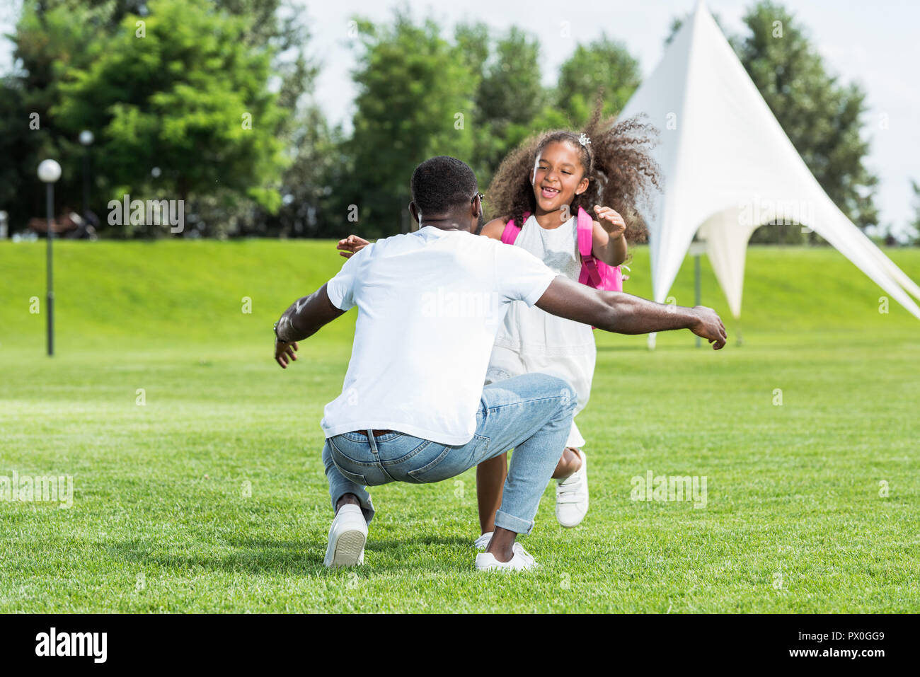 Open arms kid black girl hi-res stock photography and images - Alamy