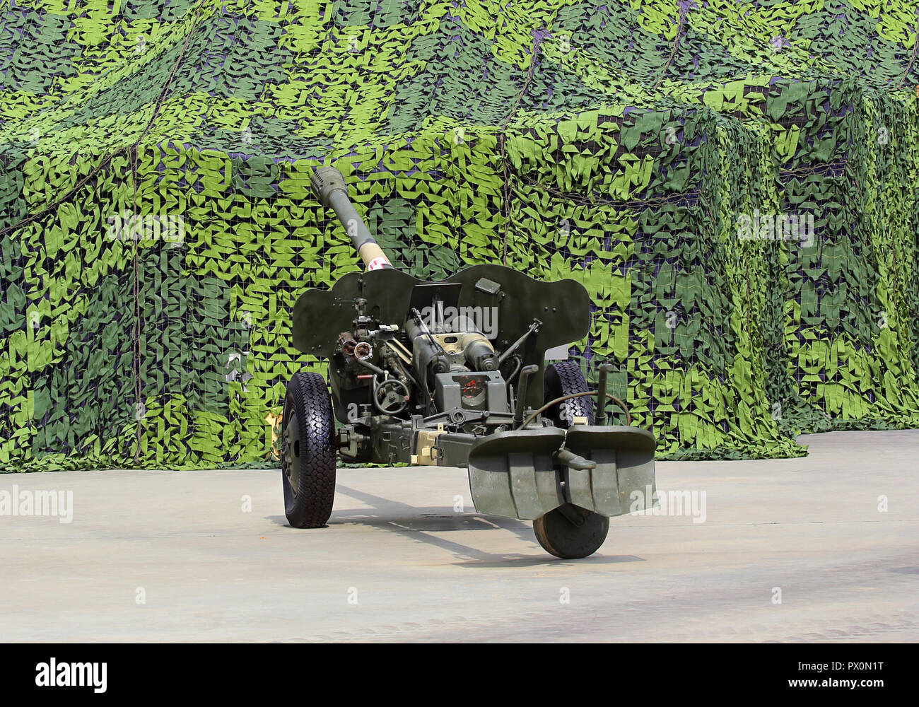 Towed tank gun hi-res stock photography and images - Alamy