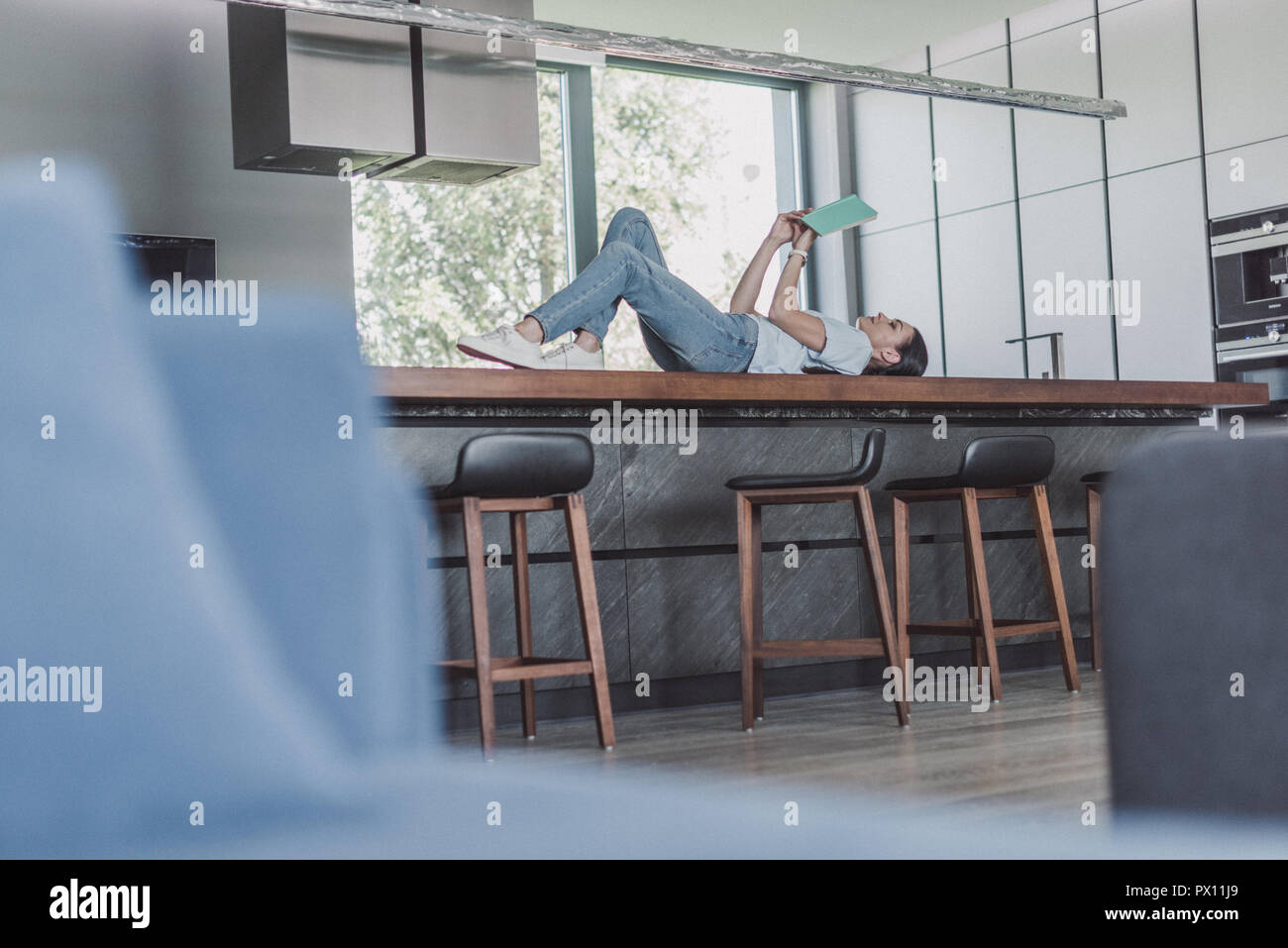 Laying the table hi-res stock photography and images - Alamy