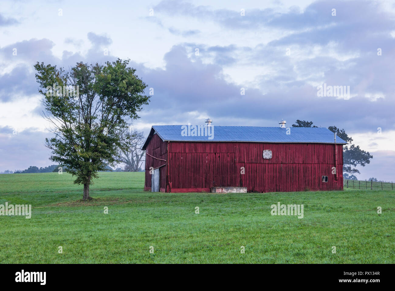 Limestone roof barn hi-res stock photography and images - Alamy