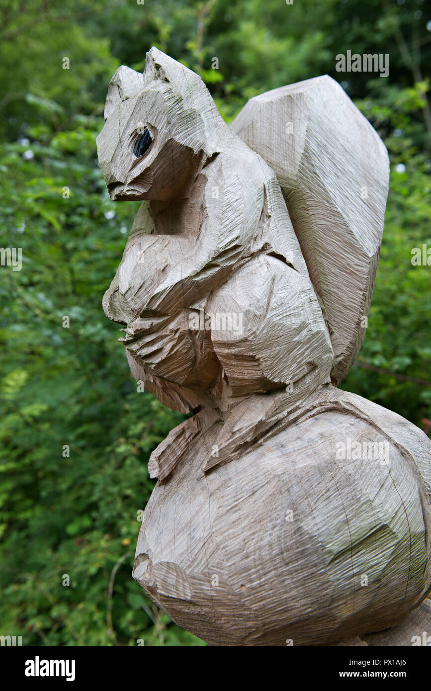 Wood carved squirrel hi-res stock photography and images - Alamy