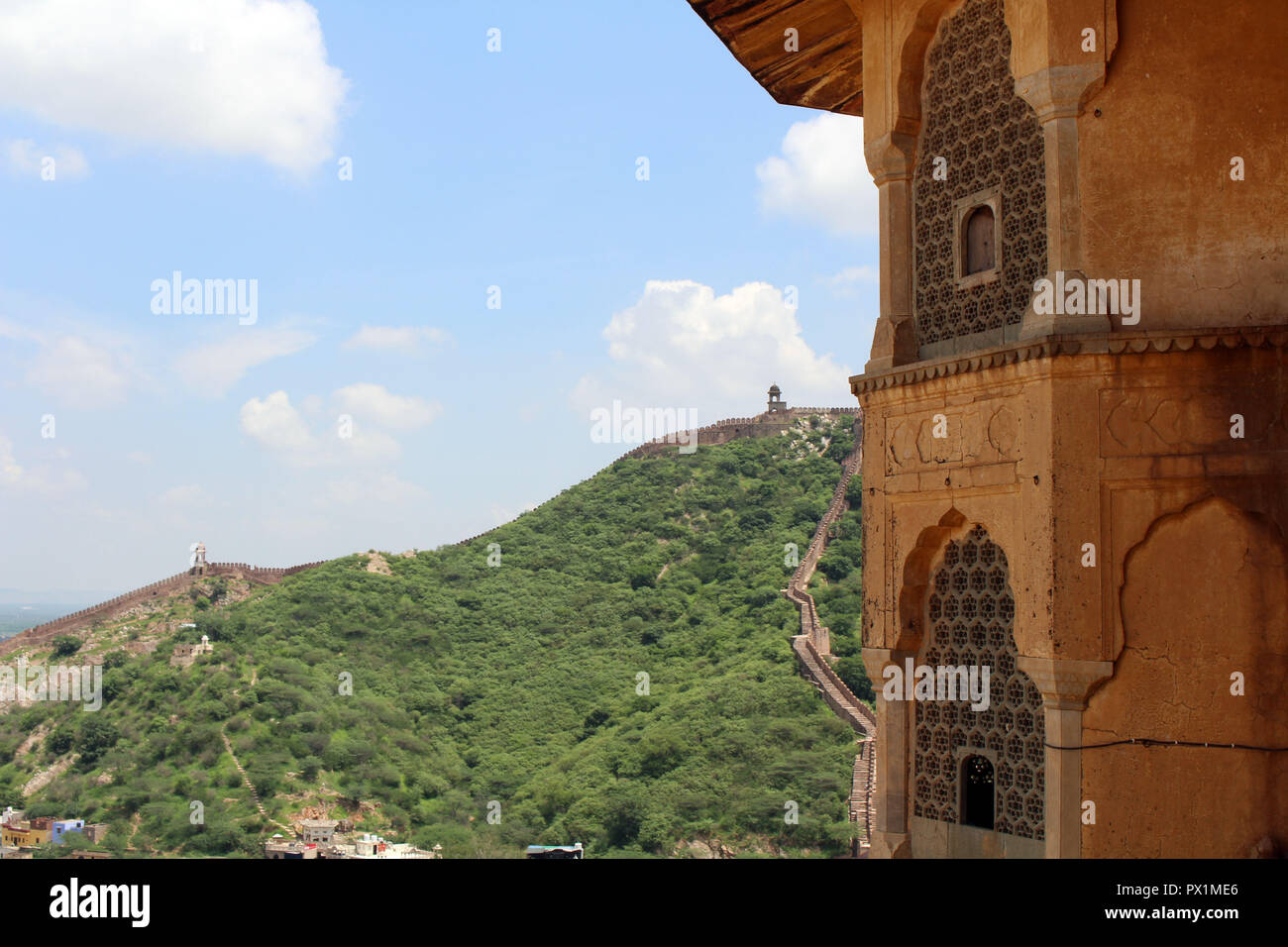 The long wall surrounding Amer Fort. One of six Hill Forts of Rajasthan ...