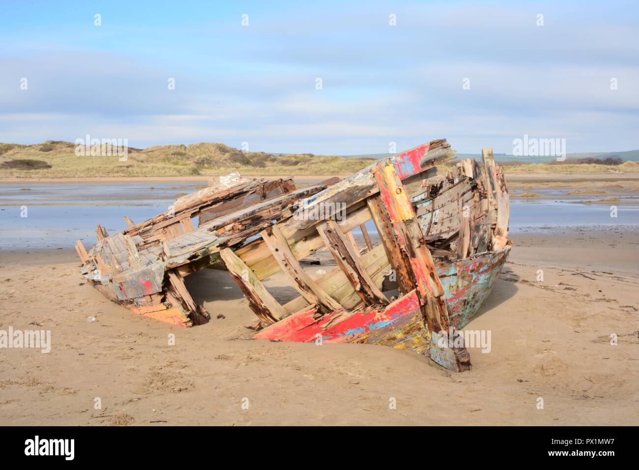 Shipwreck on the beach at Crow point in Devon Stock Photo - Alamy