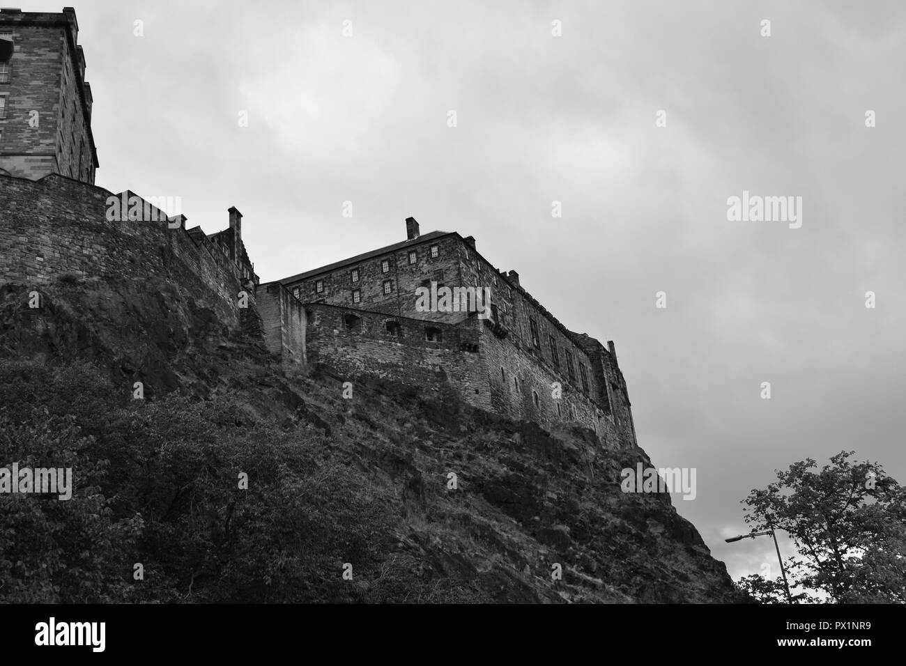 Edinburgh castle on hill scotland hi-res stock photography and images ...