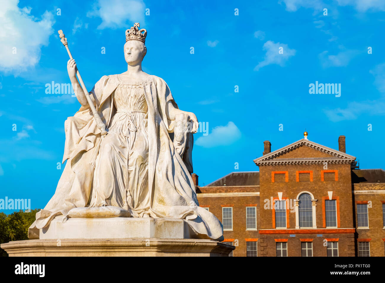 Statues Of Queen Victoria In London at Anna Weathers blog