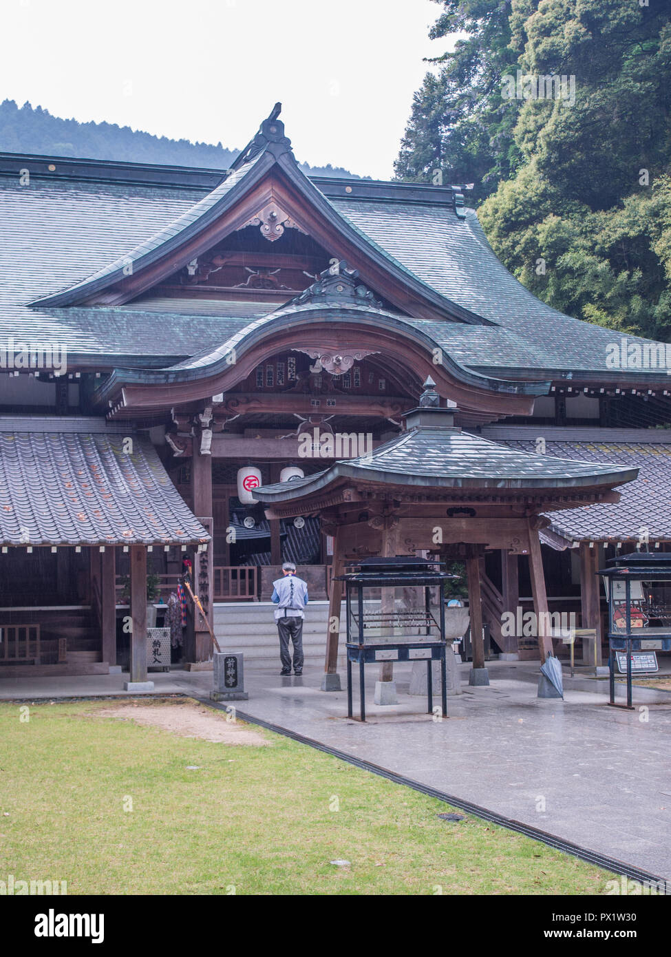 Henro pilgrim praying, Maegamiji temple 64, Shikoku 88 Temple ...