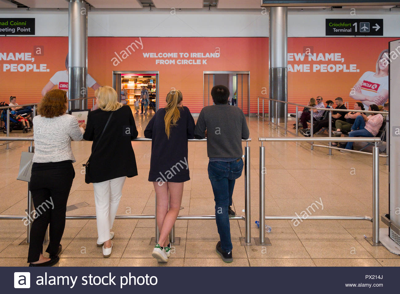 People Waiting At Arrivals Airport Stock Photos & People Waiting At ...