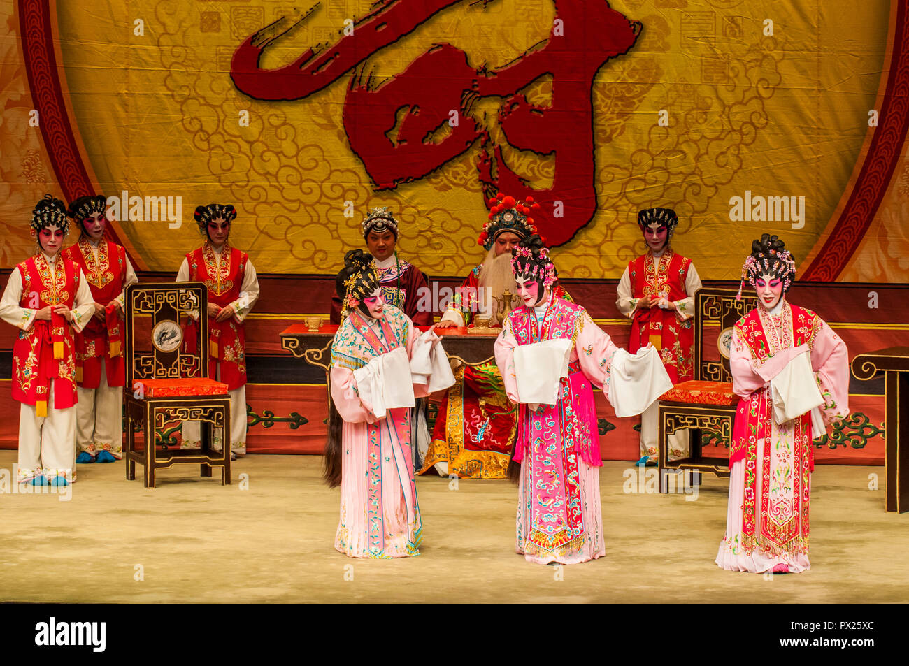 Chinese Opera performers, Ko Shan Theatre, Kowloon, Hong Kong, China ...