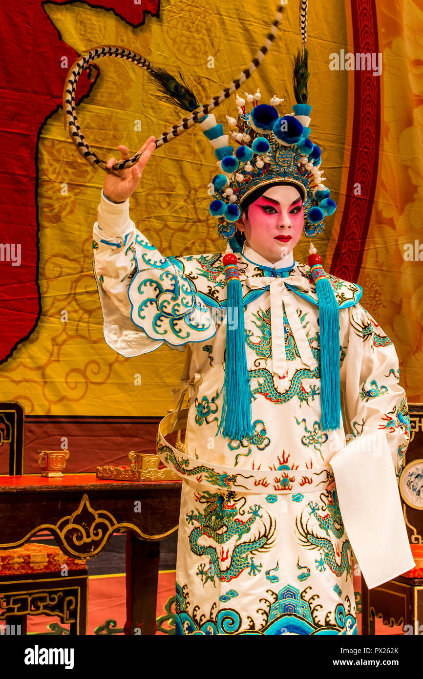 Chinese Opera performers, Ko Shan Theatre, Kowloon, Hong Kong, China ...