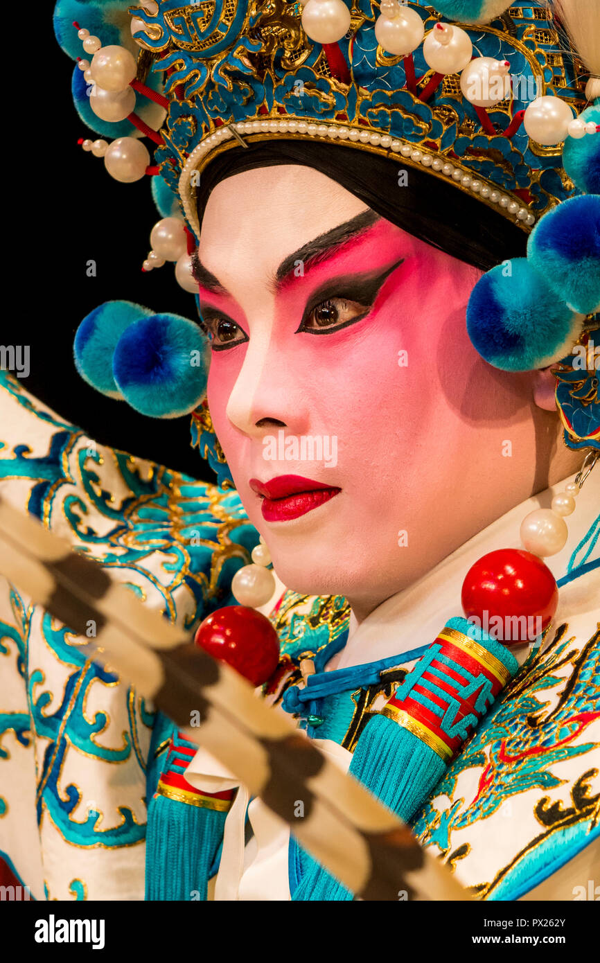 Chinese Opera performers, Ko Shan Theatre, Kowloon, Hong Kong, China ...
