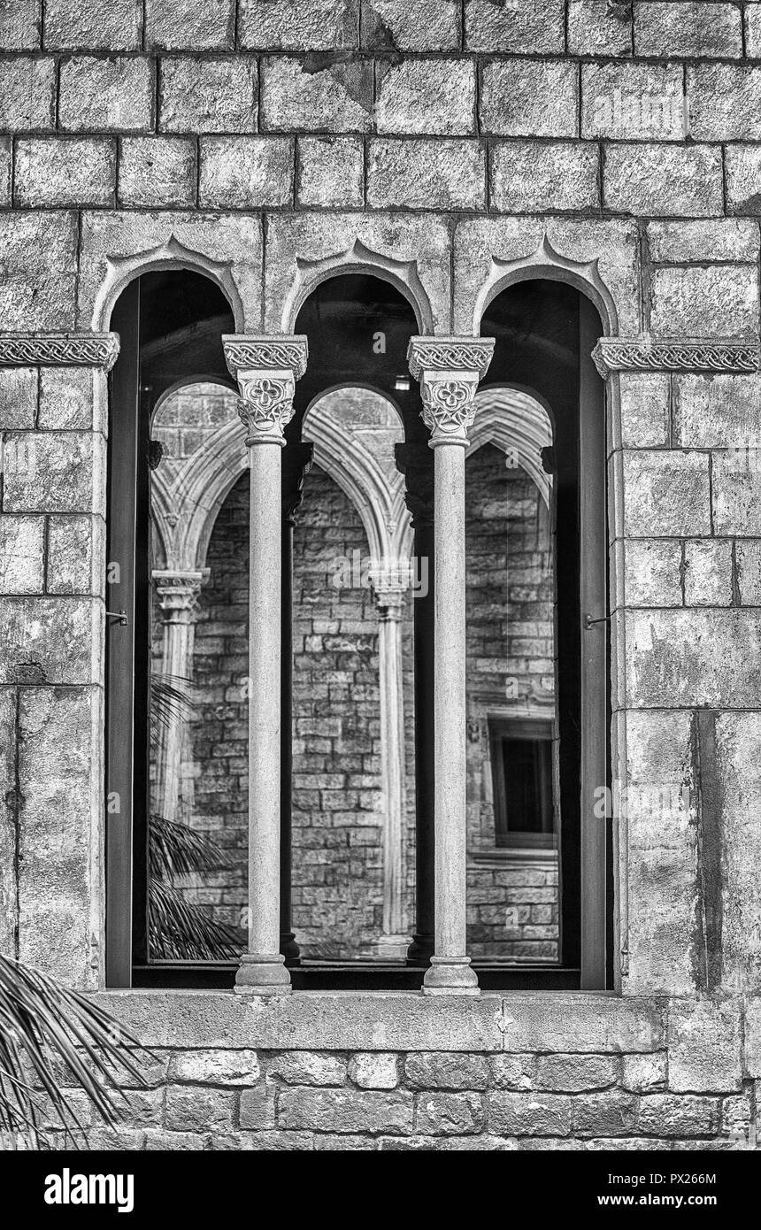 Medieval window, gothic architecture in La Ribera district of Barcelona ...