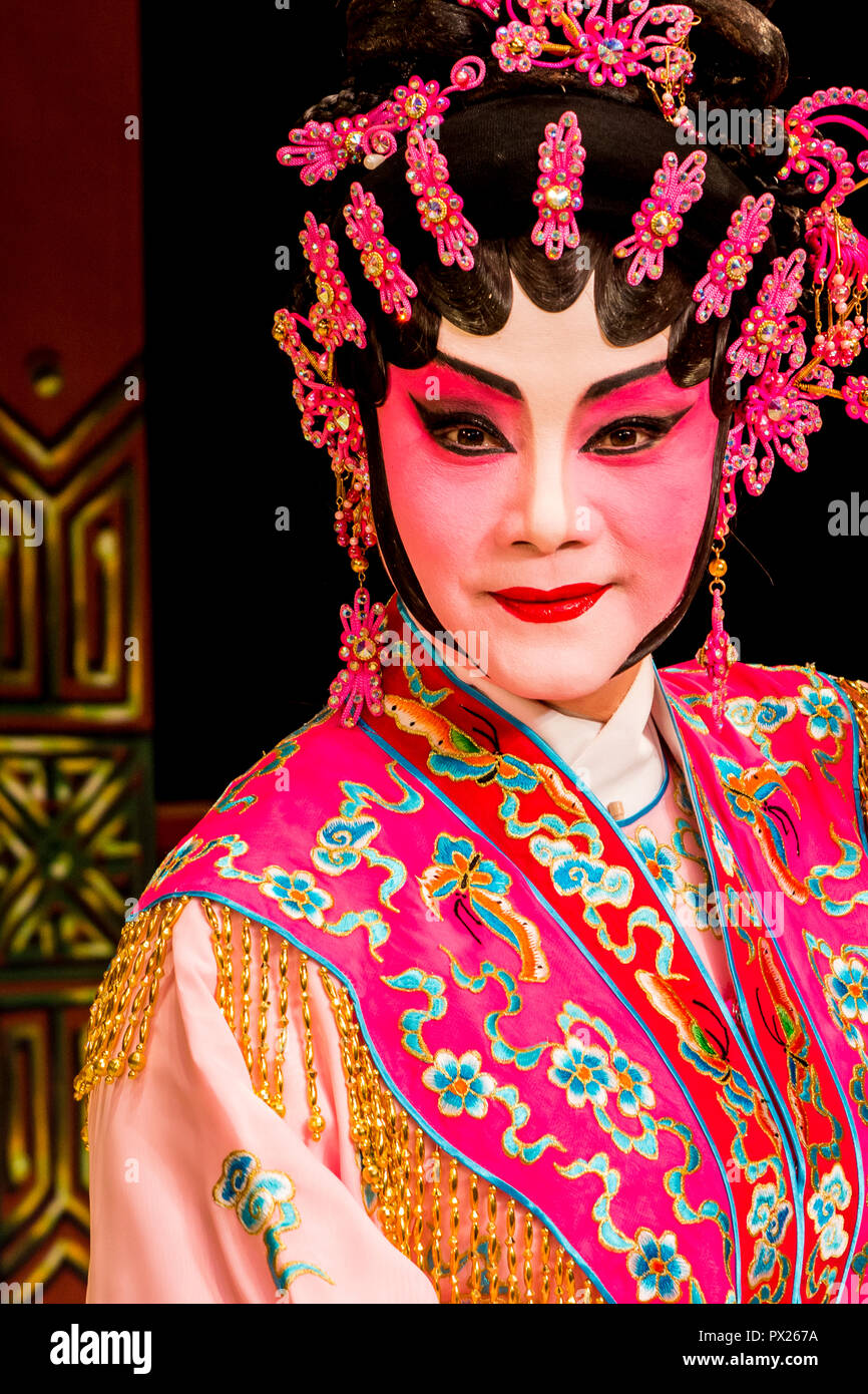 Chinese operas hi-res stock photography and images - Alamy