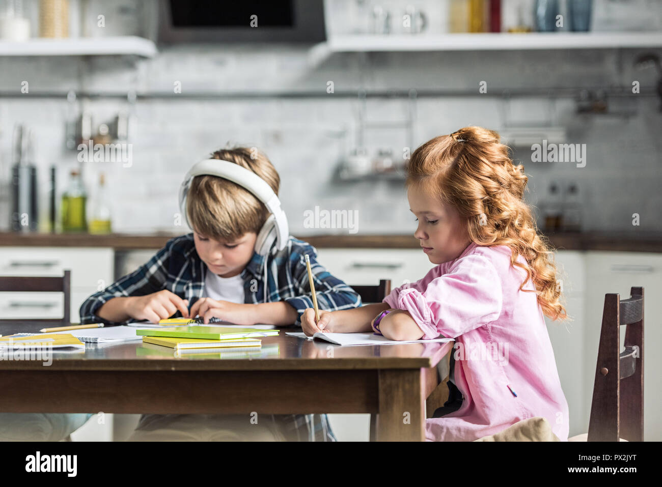 Kids reading writing hi-res stock photography and images - Alamy