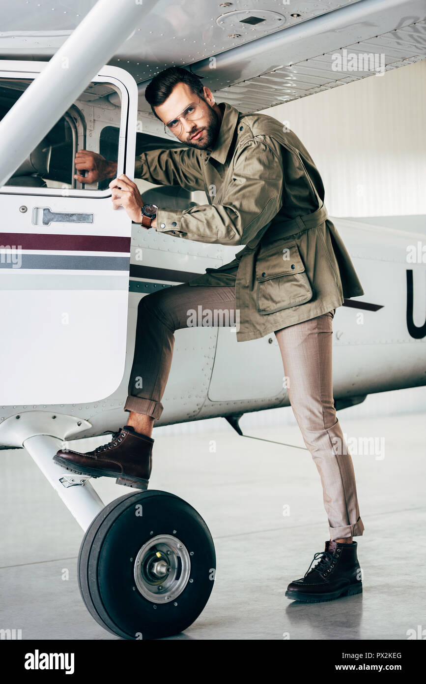 Boarding plane man hi-res stock photography and images - Alamy