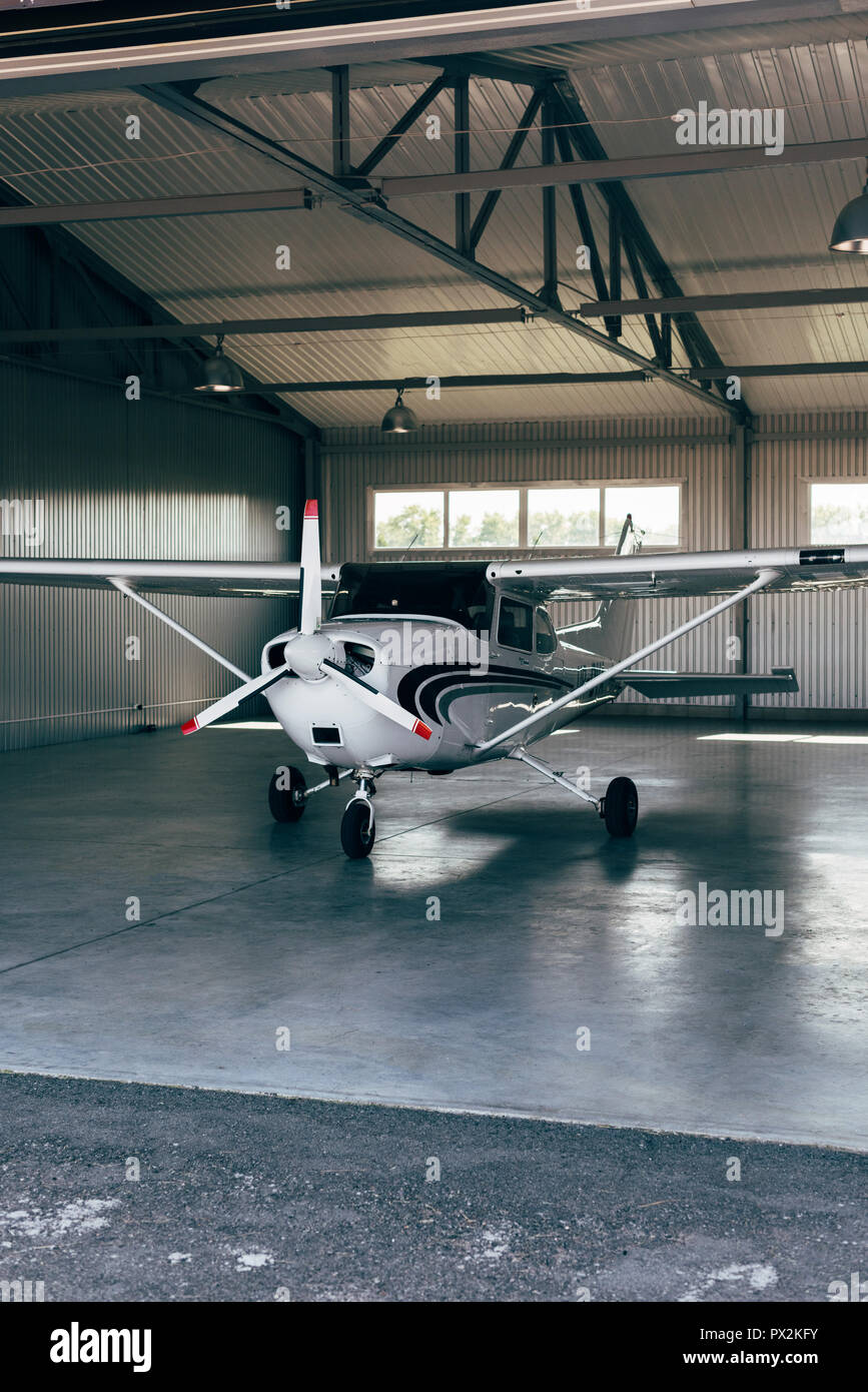 Small modern white hi-res stock photography and images - Alamy