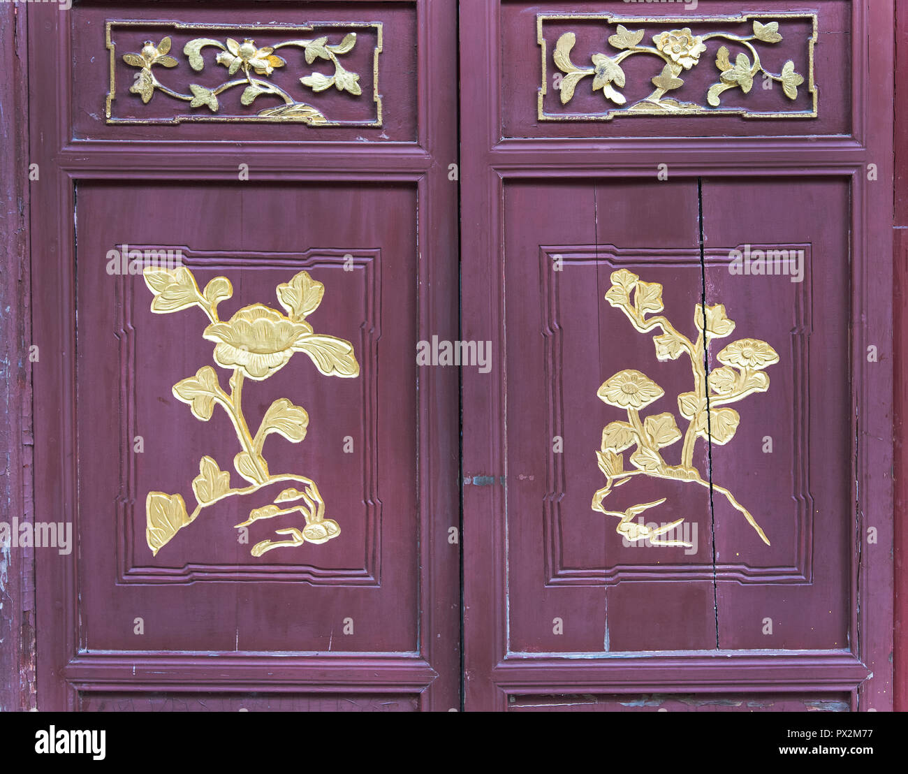 Wooden door panels at the Kaifu Temple, Changsha, China Stock Photo - Alamy