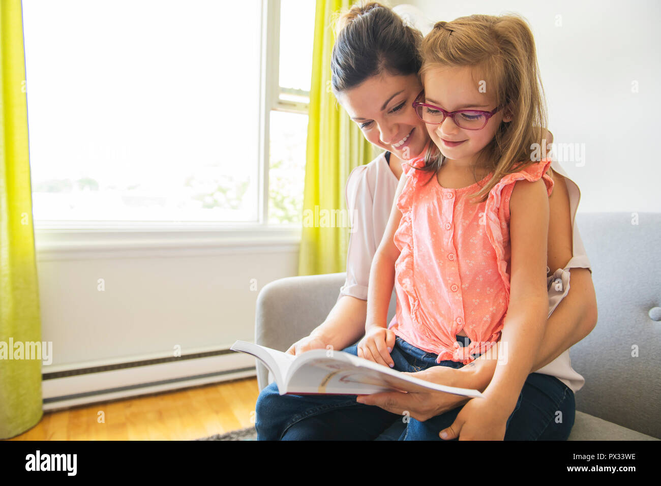 Mom reading book baby girl hi-res stock photography and images - Alamy