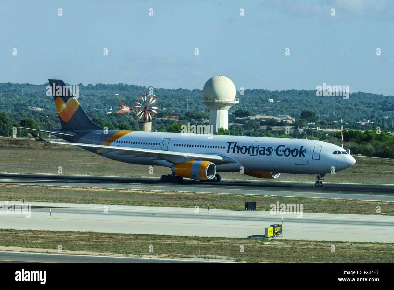 Thomas Cook Plane High Resolution Stock Photography and Images - Alamy