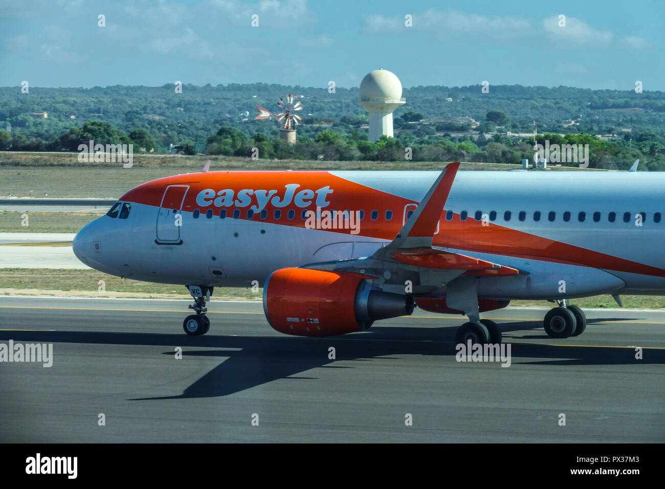 Runway control hi-res stock photography and images - Alamy