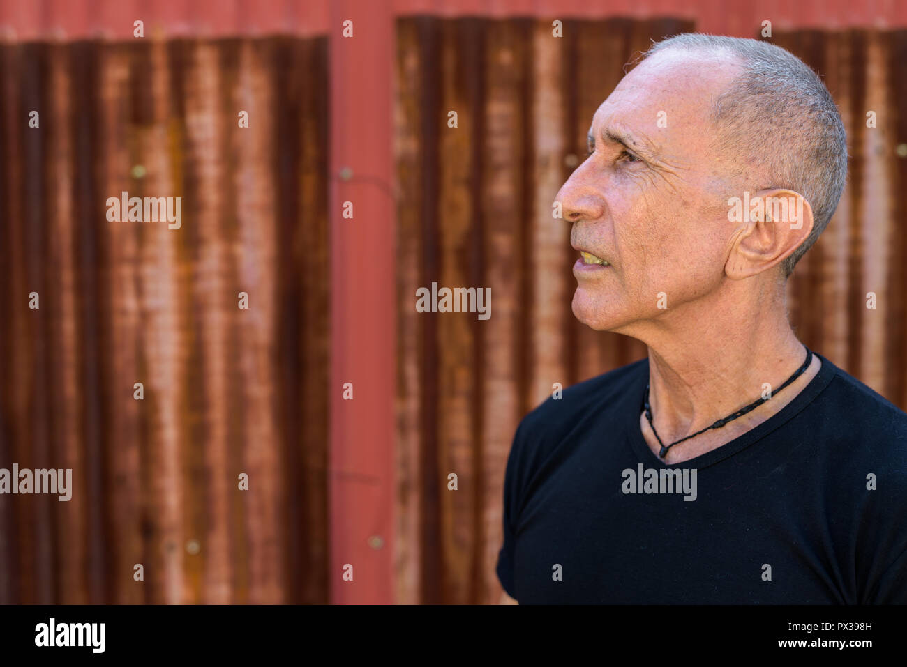 Old man looking up profile hi-res stock photography and images - Alamy