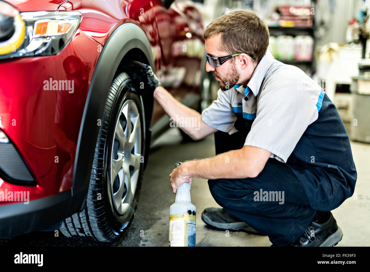 Man at work cleaning automobile at car wash Stock Photo - Alamy
